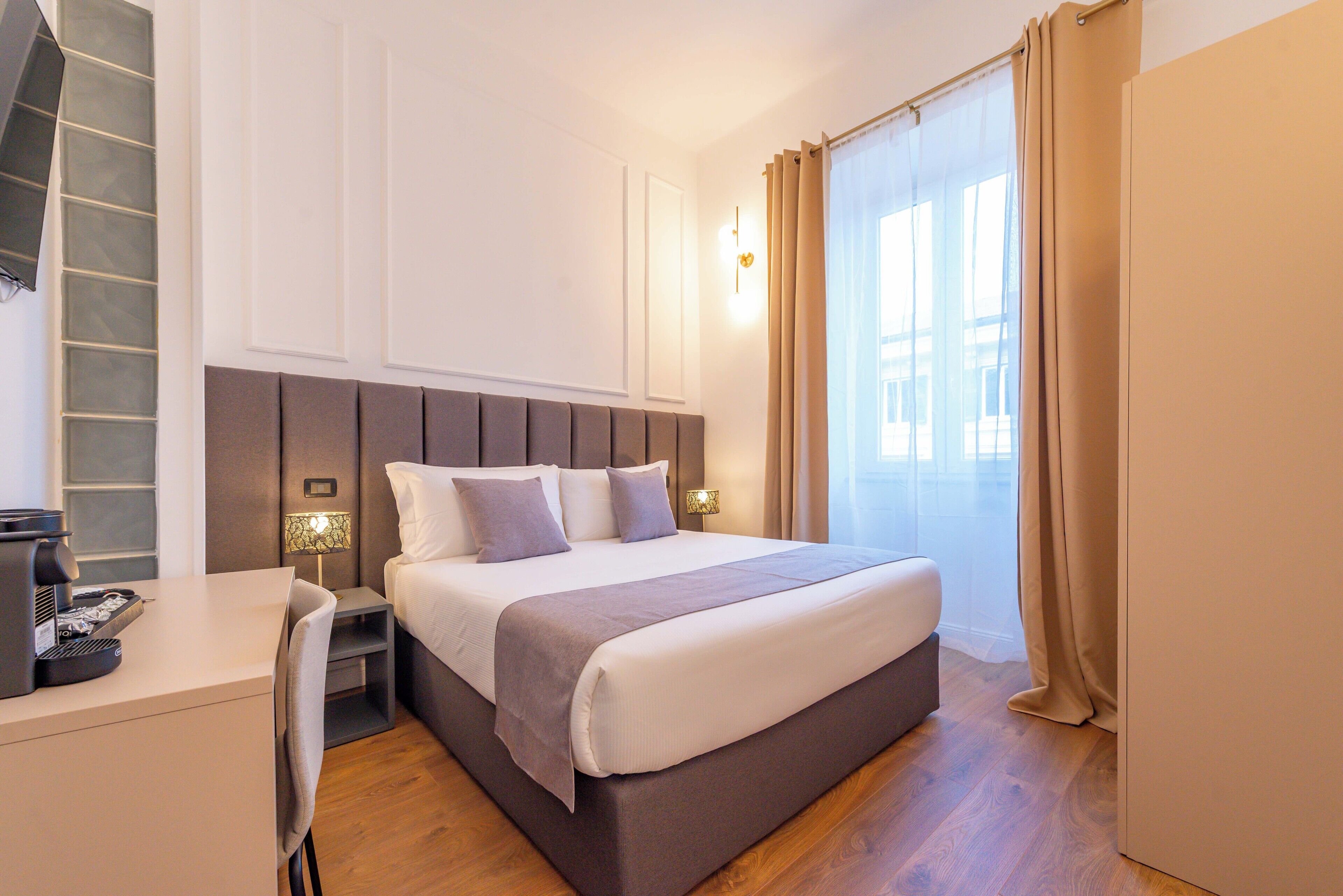 Quarto | 1 quarto, escrivaninha, ferros/tábuas de passar roupa, roupa de cama