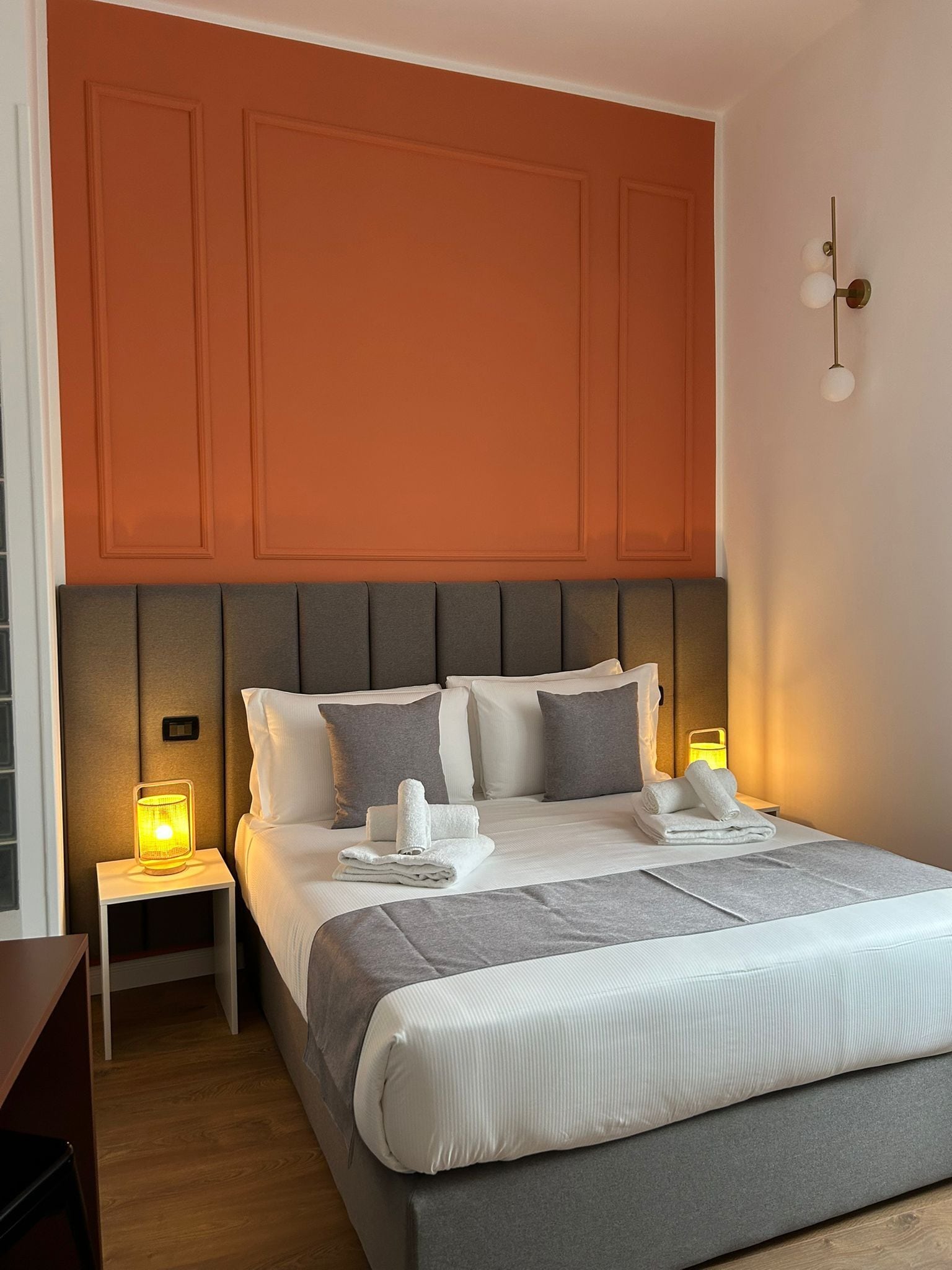 Quarto (1 Bedroom) | 1 quarto, escrivaninha, ferros/tábuas de passar roupa, roupa de cama