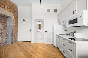 Suite-Estúdio, 1 cama queen-size, kitchenette | Secretária adequada para computadores portáteis, Wi-fi grátis