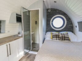 1 quarto, com decoração personalizada, com mobília individualizada 