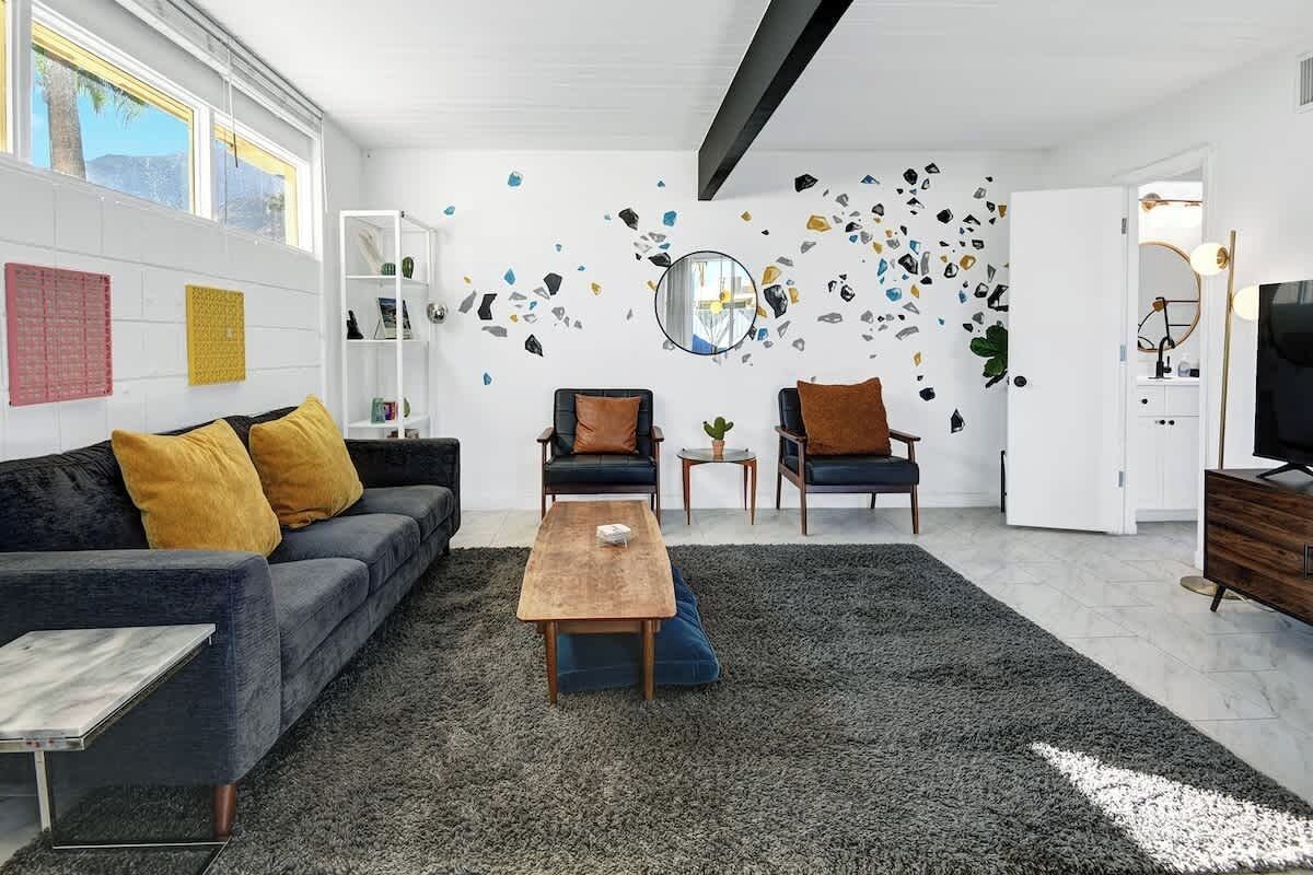 Sleek Stylish Mid Century Condonium - Palm Springs, CA