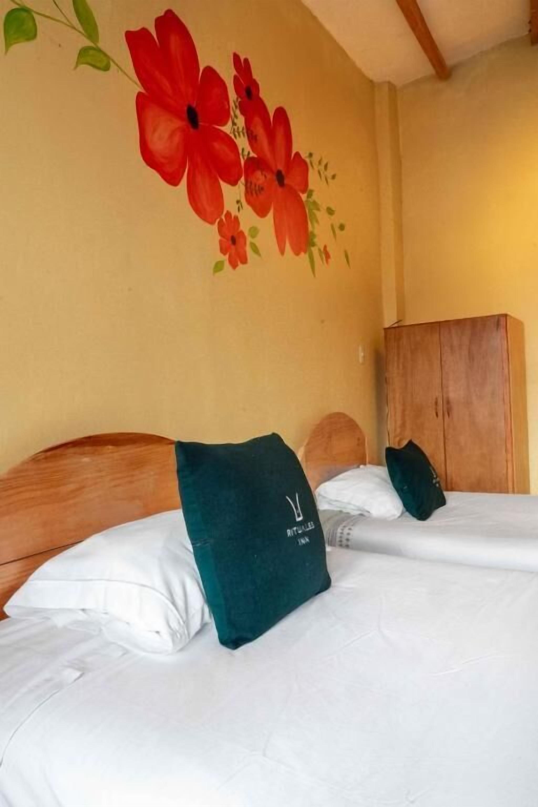 Quarto casal conforto, sacada, vista para o pátio | Escrivaninha, espaço de trabalho para notebook, Wi-Fi de cortesia