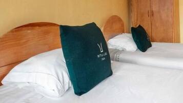 Quarto casal conforto, sacada, vista para o pátio | Escrivaninha, espaço de trabalho para notebook, Wi-Fi de cortesia