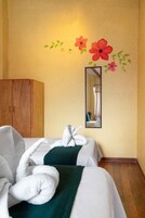 Quarto casal conforto, sacada, vista para o pátio | Spa