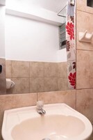 Quarto triplo conforto, sacada, vista para o pátio | Banheiro | Produtos de toalete grátis, toalhas de banho, sabonete, papel higiênico