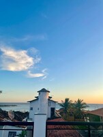 Na praia, areia branca, massagens na praia, prática de ioga na praia 