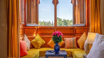 Quarto Triplo, vista para o campo de golfe | Cofre no quarto, ferro/tábua de engomar, Wi-fi grátis