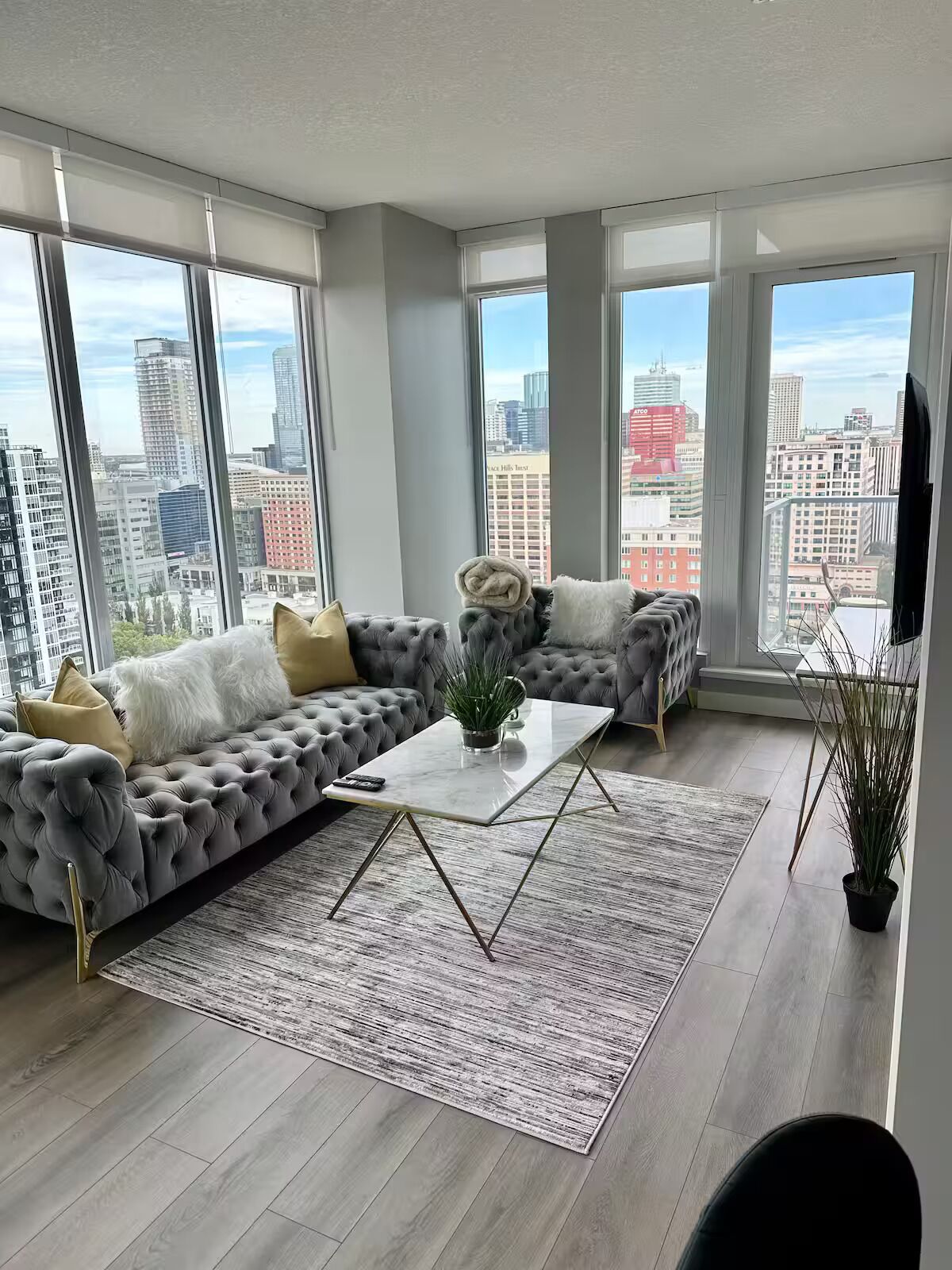 Luxurious View, King Bed, Near Rogers - Alberta