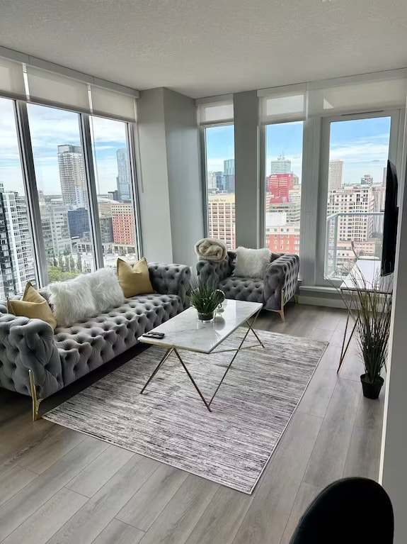 Luxurious View, King Bed, Near Rogers - Alberta