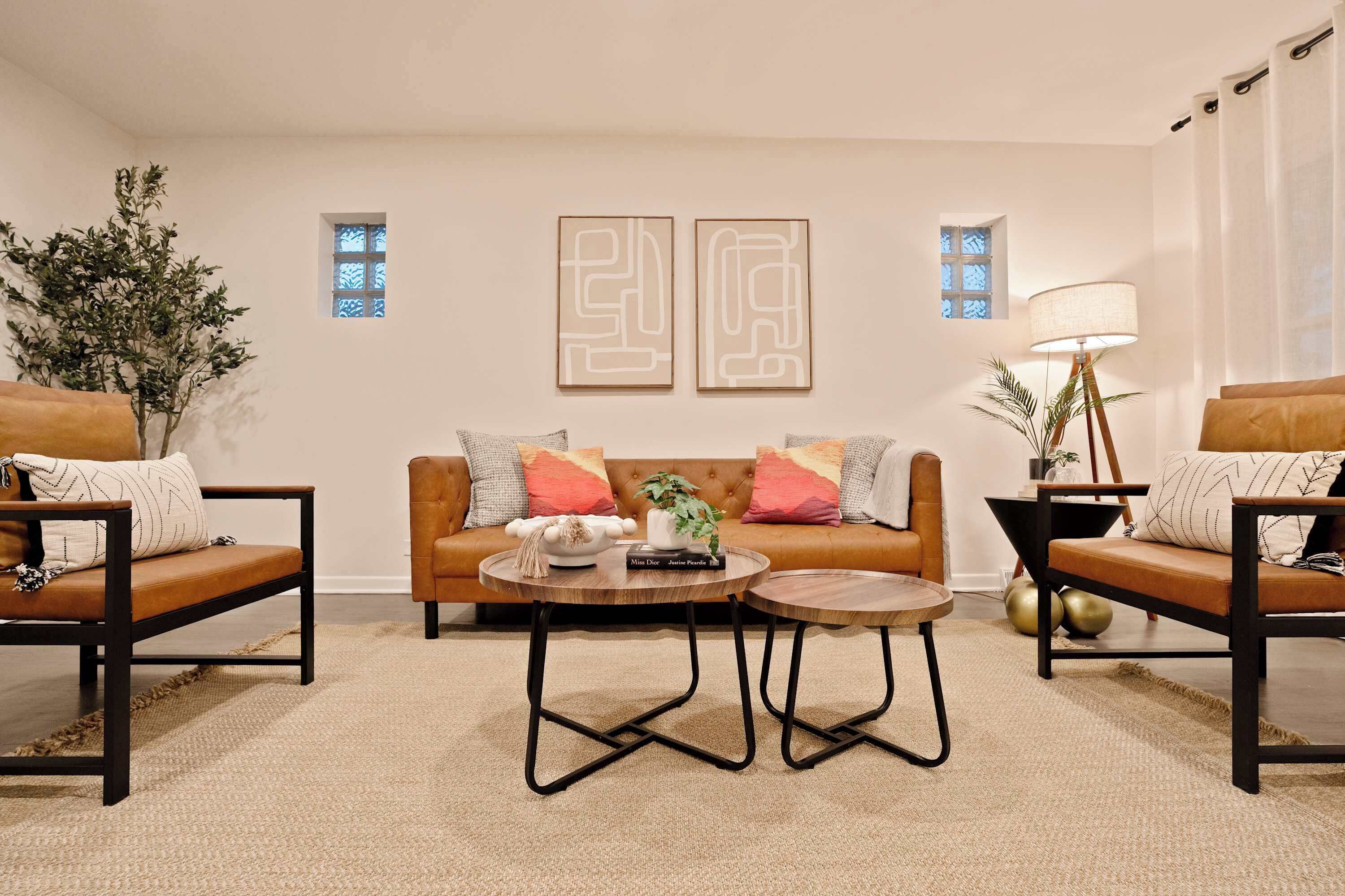 Westchester House | Sleeps 10 | Near Chicago & Parks | Close To Restaurants & Easy Local Transport Access | Long Private Driveway - Oak Park, IL