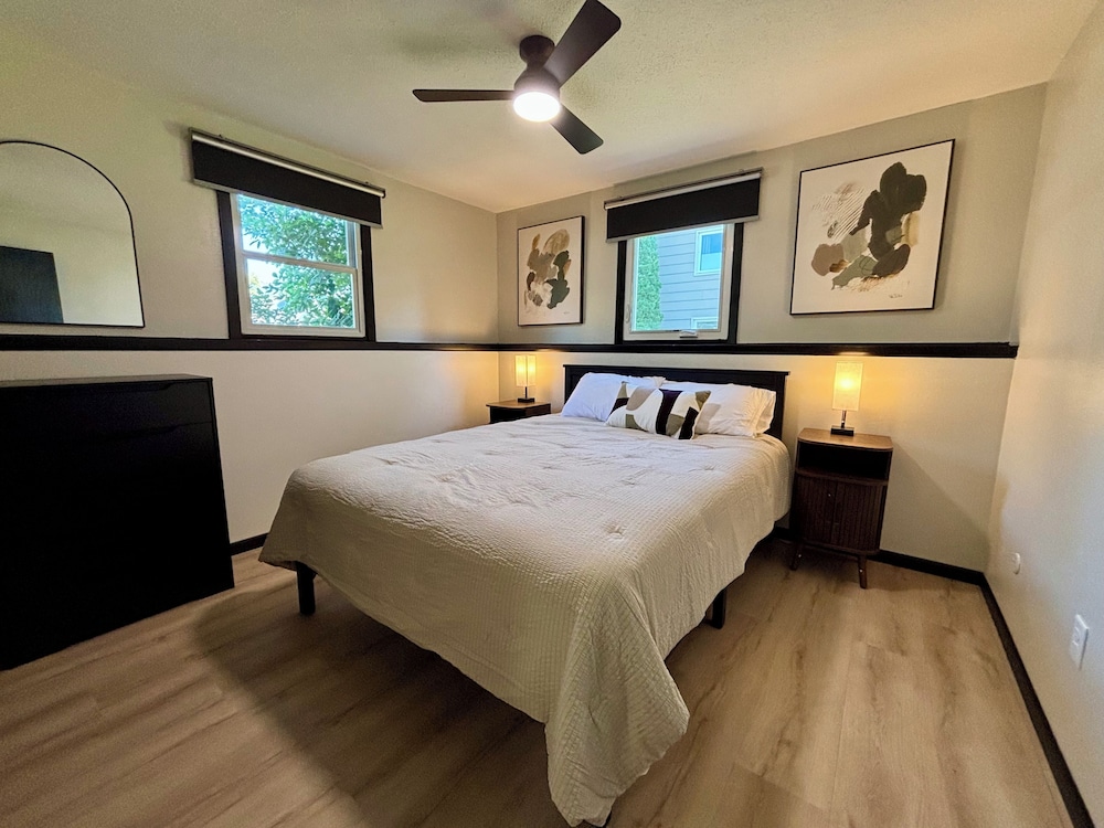 Stylish Clean 2 Bed 1 Bath Center of Grand Forks - Grand Forks | Stayz
