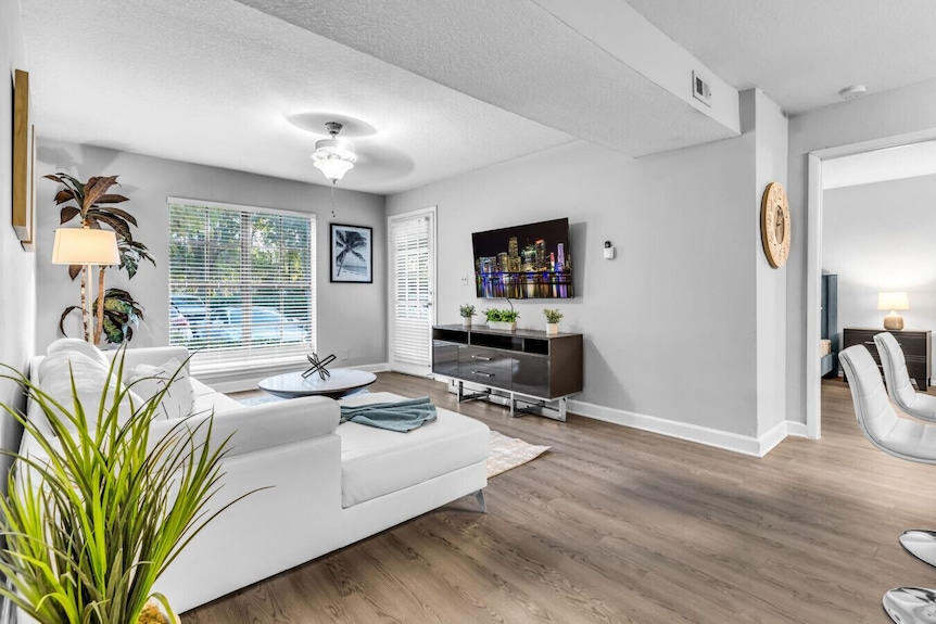 Cozy Retreat: 2-br Hideaway Moments From The Water - Fort Lauderdale, FL