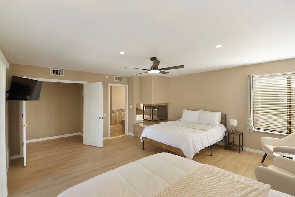 Spectacular Lake House Retreat - Glendale, AZ