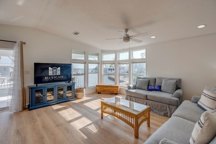 Canalfront Coastal Retreat W/open Water Views & Fishing Dock - 加勒比