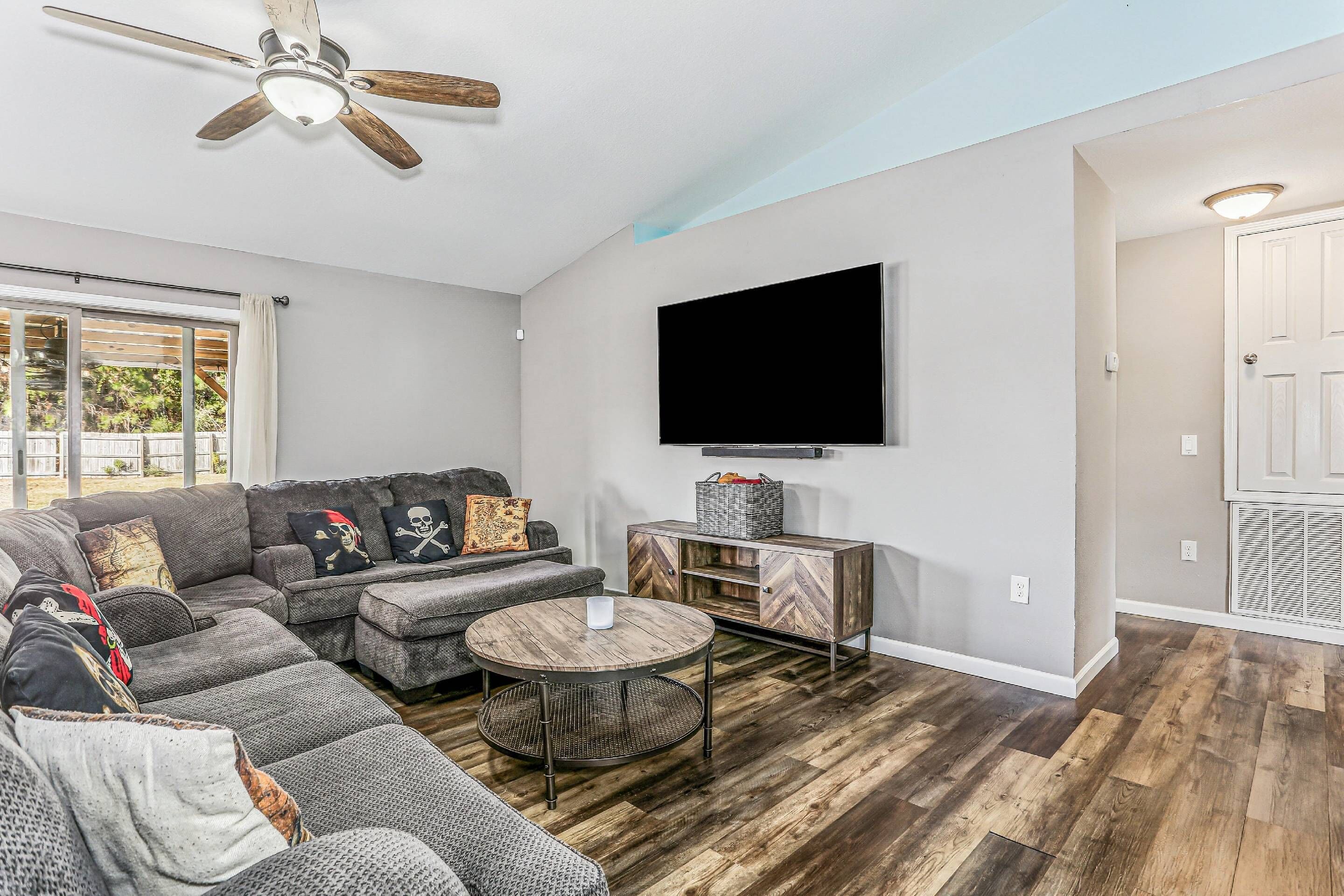 4br Home With Volleyball Court On A Huge Lot Just Minutes From Navarre Beach - Dog Friendly - Navarre Beach, FL