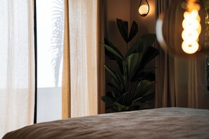 Roupas de cama premium, camas com colchões pillow-top, Wi-Fi de cortesia