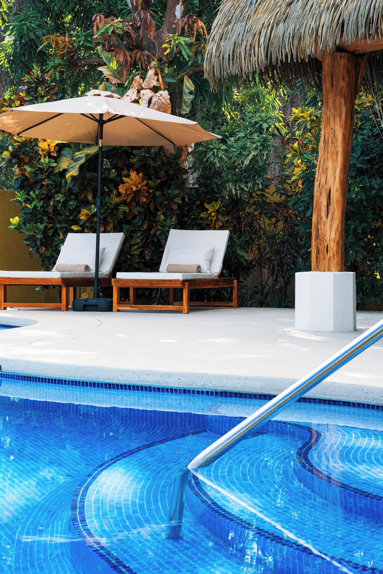 Piscina externa, espreguiçadeiras