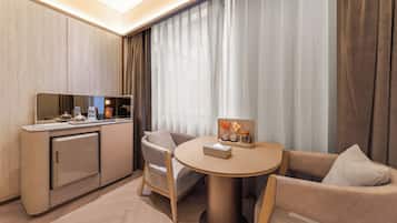 Quarto duplo executivo, vista para a cidade | Escrivaninha, espaço de trabalho para notebook, cortinas blackout