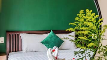 Quarto casal grand, sacada, vista para a cidade | Frigobar, escrivaninha, espaço de trabalho para notebook, berços grátis