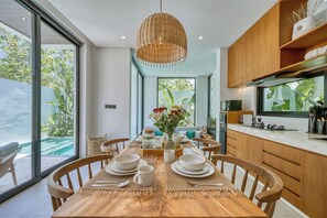 Vila, sacada, vista para o jardim | Opções para refeição