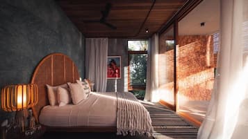 Quarto com cama, mesa de cabeceira, luminária, janela e vista para o exterior.