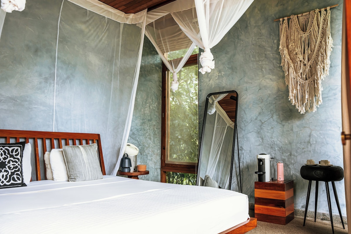 Quarto casal luxo, sacada, vista para o oceano | Frigobar, cofres nos quartos, Wi-Fi de cortesia