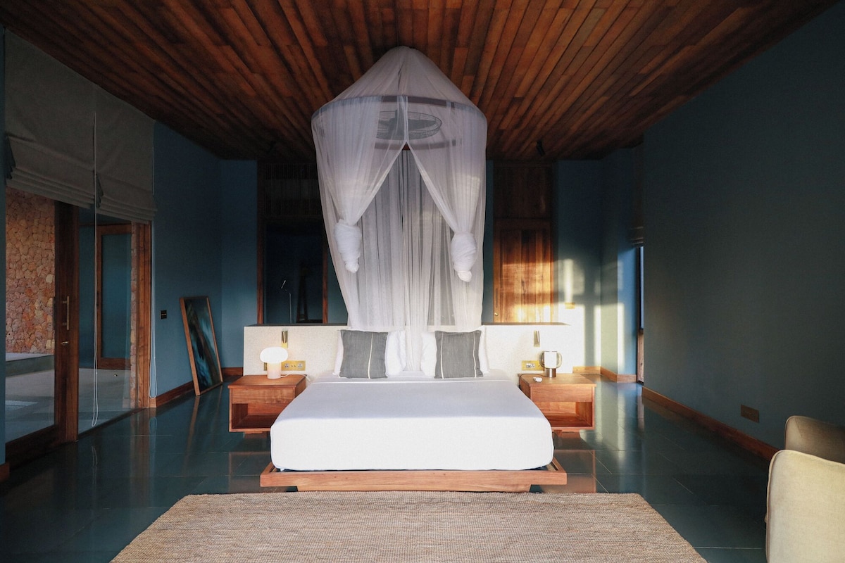 Suíte luxo, varanda, vista para a piscina | Frigobar, cofres nos quartos, Wi-Fi de cortesia