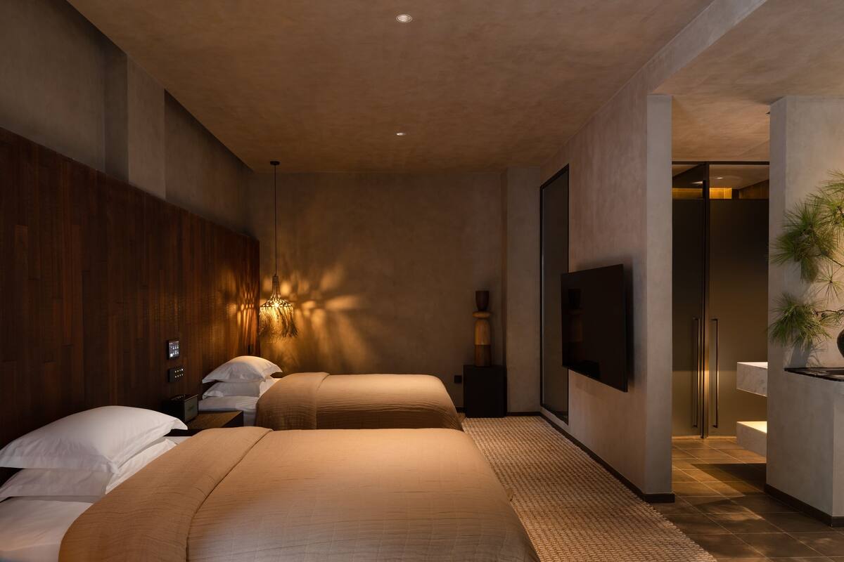 Quarto Twin Superior, vista para a colina | Minibar, secretária, cortinas/cortinados opacos, quartos insonorizados