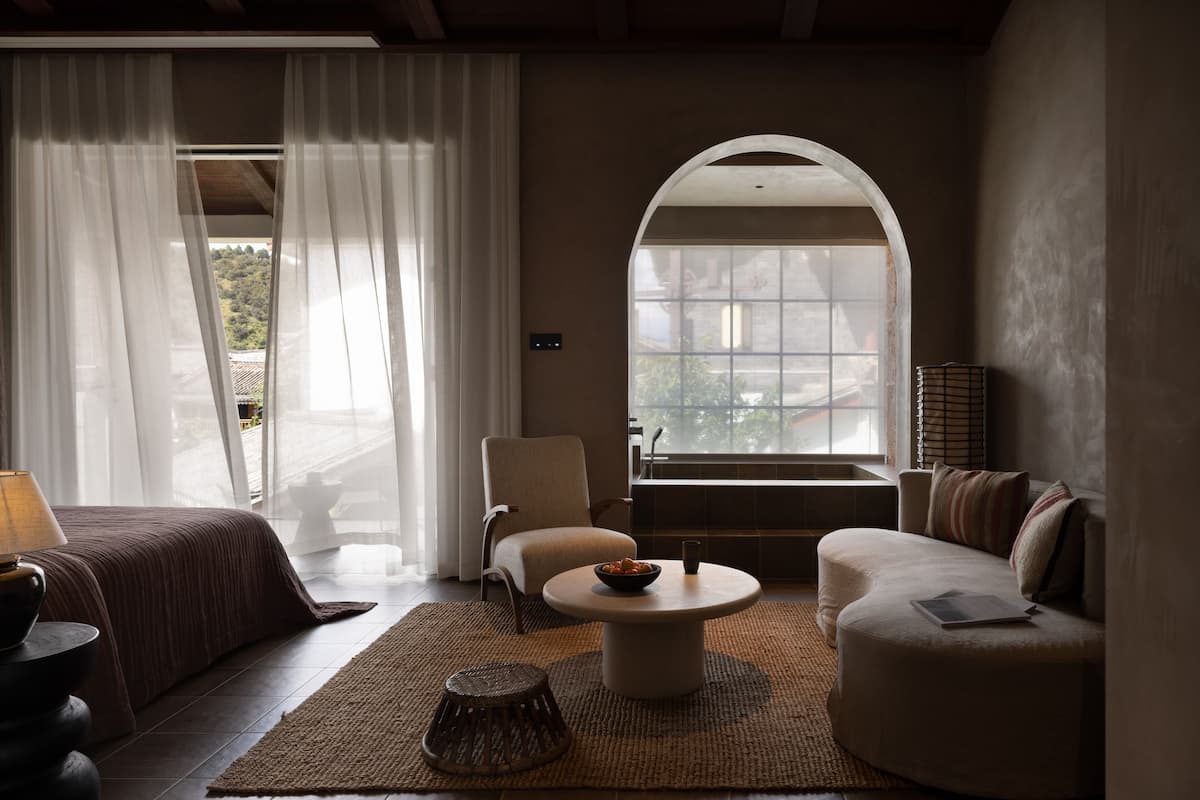 Quarto Duplo Superior, vista para a colina | Minibar, secretária, cortinas/cortinados opacos, quartos insonorizados