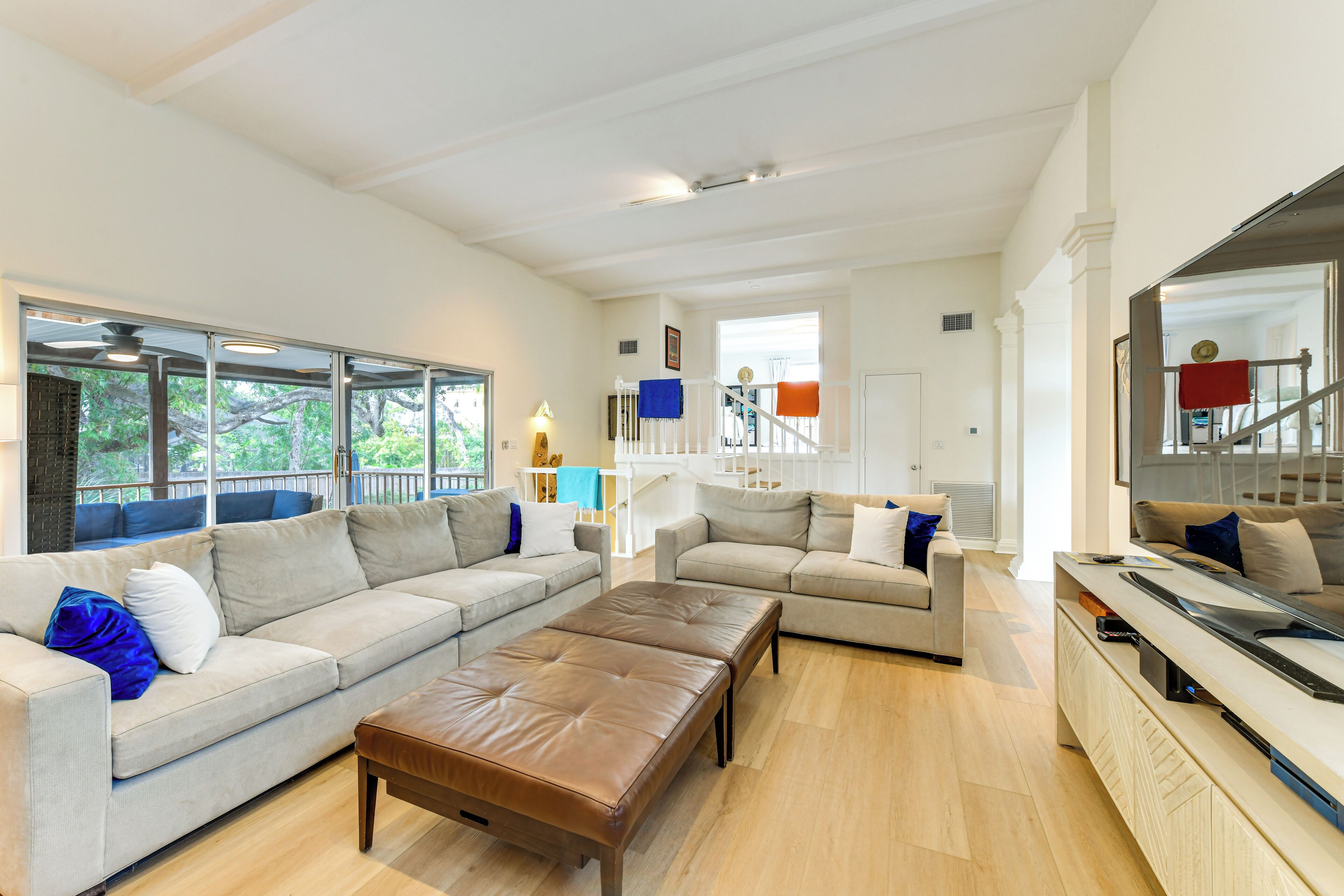 2 Mi To Beaches! Spacious Family Gem In Siesta Key - Siesta Key, FL