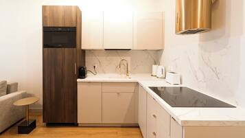 Apartamento (23) | Cozinha privada | Um frigorífico, uma placa de cozinha, uma chaleira elétrica