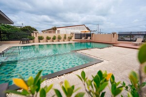 Piscina exterior, guarda-sóis, espreguiçadeiras 