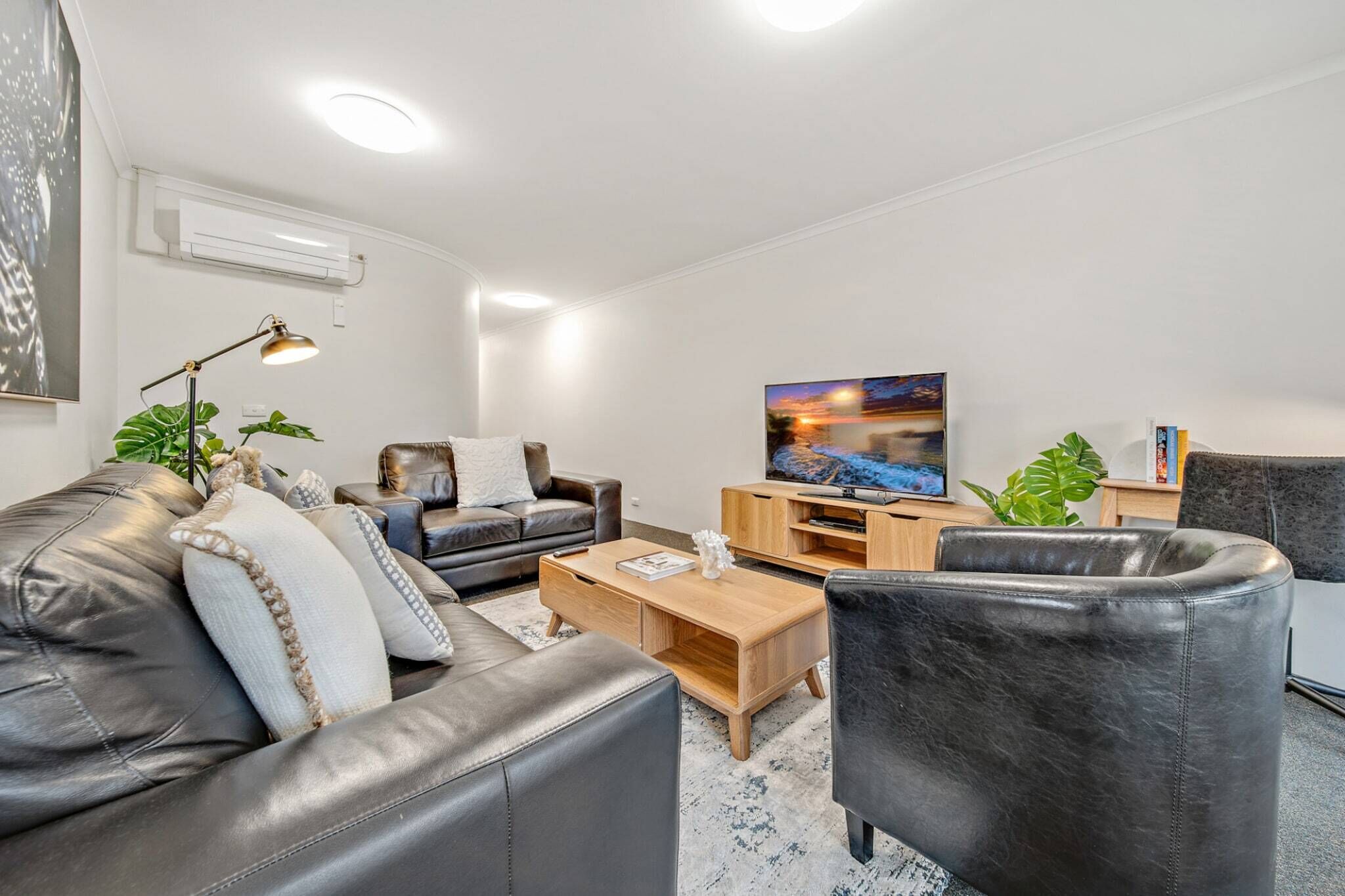 2-bed With Pool, Bbq, Tennis Court & Parking - Canberra