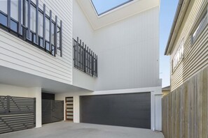 Family Retreat with Garage and Outdoor BBQ Reviews, Deals & Photos 2026 ...