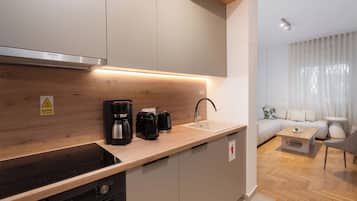 Apartamento luxo, cozinha | Cozinha privada | Geladeira, micro-ondas, fogão, cooktop
