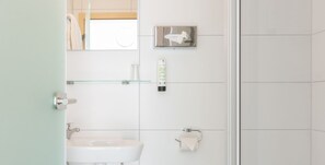 Um secador de cabelo, toalhas fornecidas 