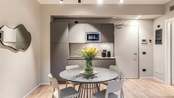 Apartamento (1 Bedroom) | Kitchenette privada | Um micro-ondas, uma máquina de café expresso, uma chaleira elétrica