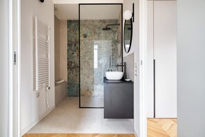 Apartamento, 3 quartos, varanda | Casa de banho | Um bidé 