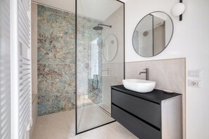Apartamento, 3 quartos, varanda | Casa de banho | Um bidé 