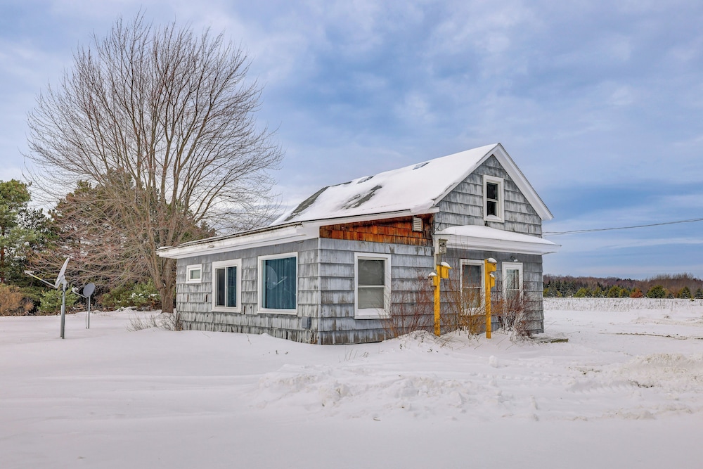 Farmhouse On 40 Acres! Bear Lake Getaway - Bear Lake, MI