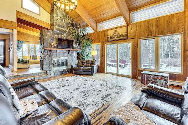 Hike, Ski & Soak! Spacious Anchorage Getaway - Alaska