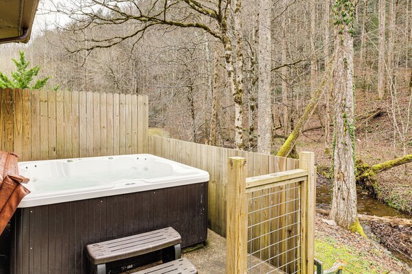 Creekside Home W/ Hot Tub, 3 Mi To Dtwn Gatlinburg - Gatlinburg, TN