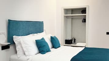 Apartamento Estudio 6 | Cofre no quarto, cortinas/cortinados opacos, ferro/tábua de engomar