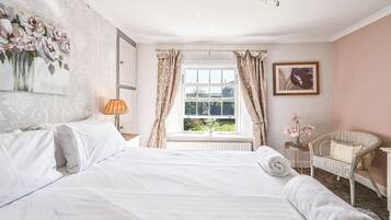 5 quartos, individualmente decorados, individualmente mobiliados