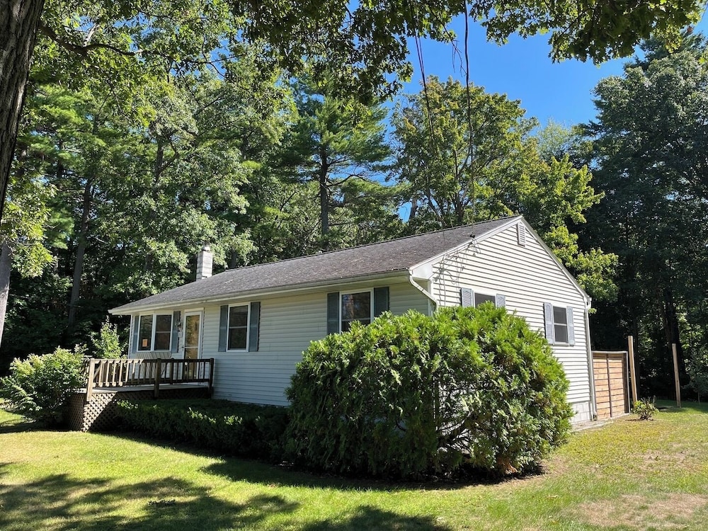 Spacious Beach Cabin W/ Lake Access 4br - Burlington, VT