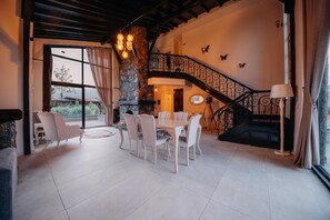 Villa, piscina privativa, vista para o lago | Ferro/tábua de engomar, Wi-fi grátis 