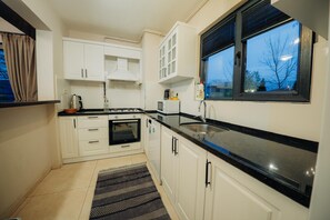 Villa Deluxe, piscina privativa, vista para o lago | Cozinha privada | Um frigorífico, uma placa de cozinha, utensílios de cozinha 