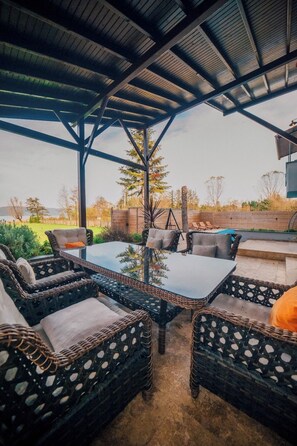 Villa Deluxe, piscina privativa, vista para o lago | Ferro/tábua de engomar, Wi-fi grátis 