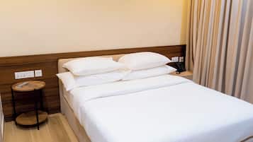 Quarto Individual Standard, vista para o jardim | Cofre no quarto, secretária