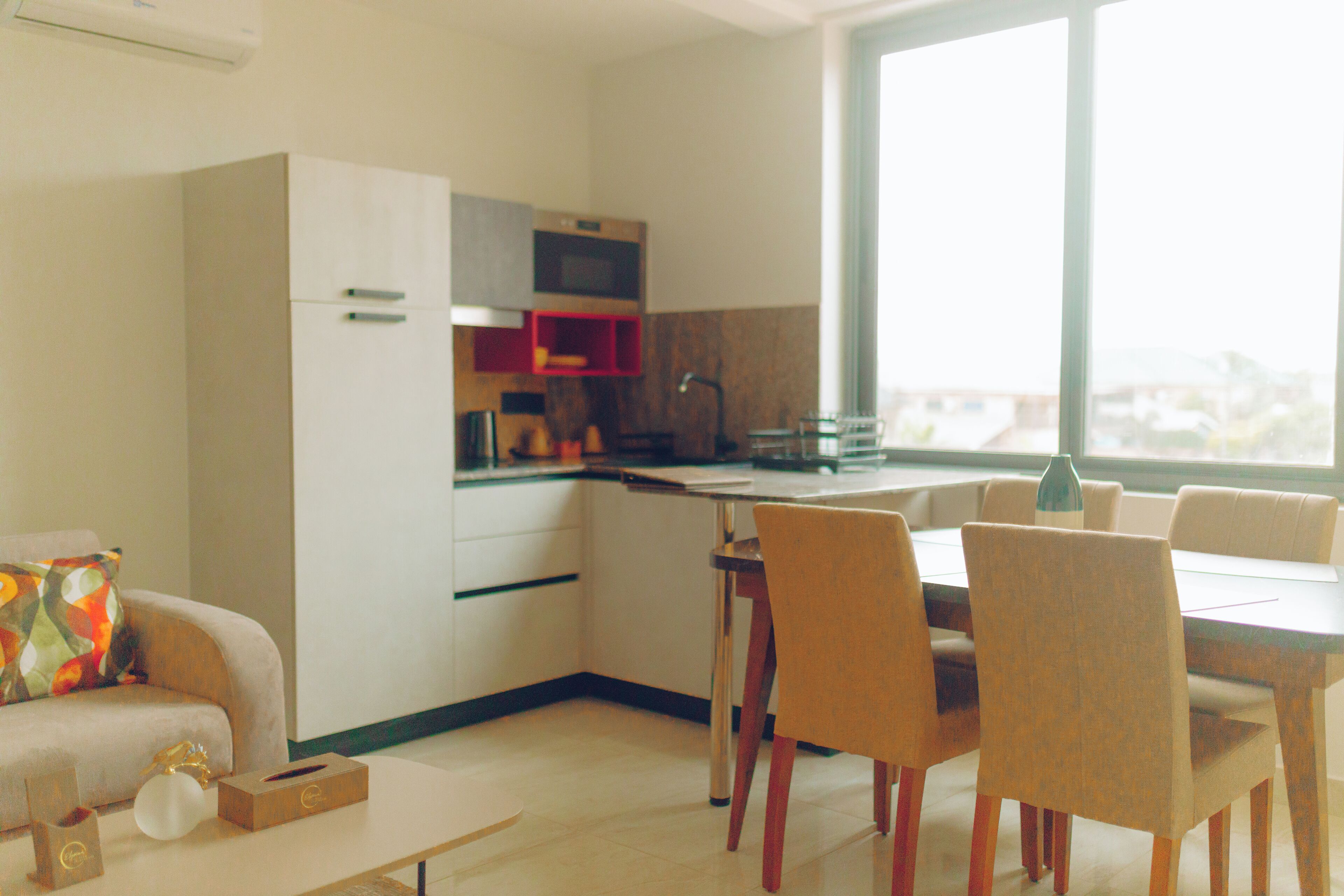 Apartamento Premier | Cozinha privada | Um micro-ondas, uma placa de cozinha, uma cadeira de bebé 